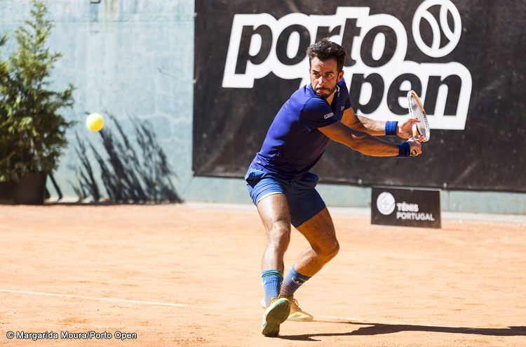Fred Gil ultrapassa primeiro set complicado e entra a vencer