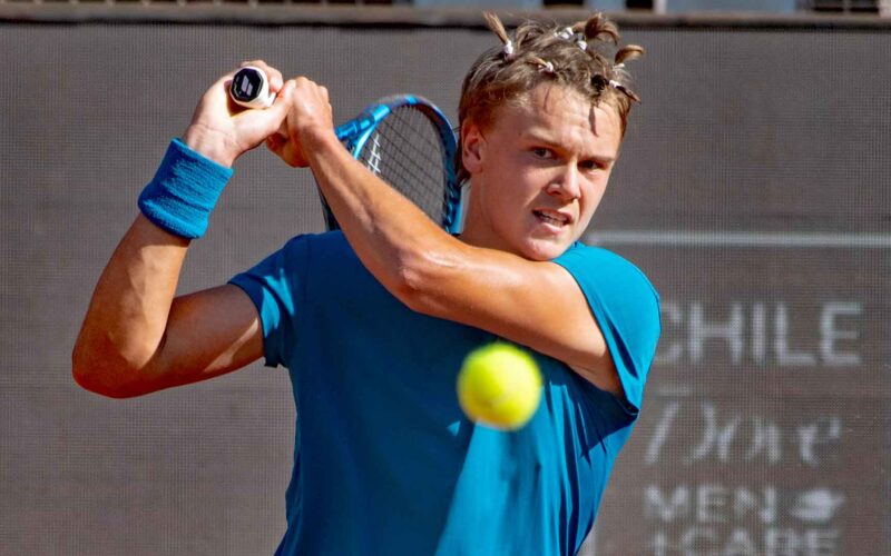 Holger Rune vence pela primeira vez em quadros principais ATP em Santiago