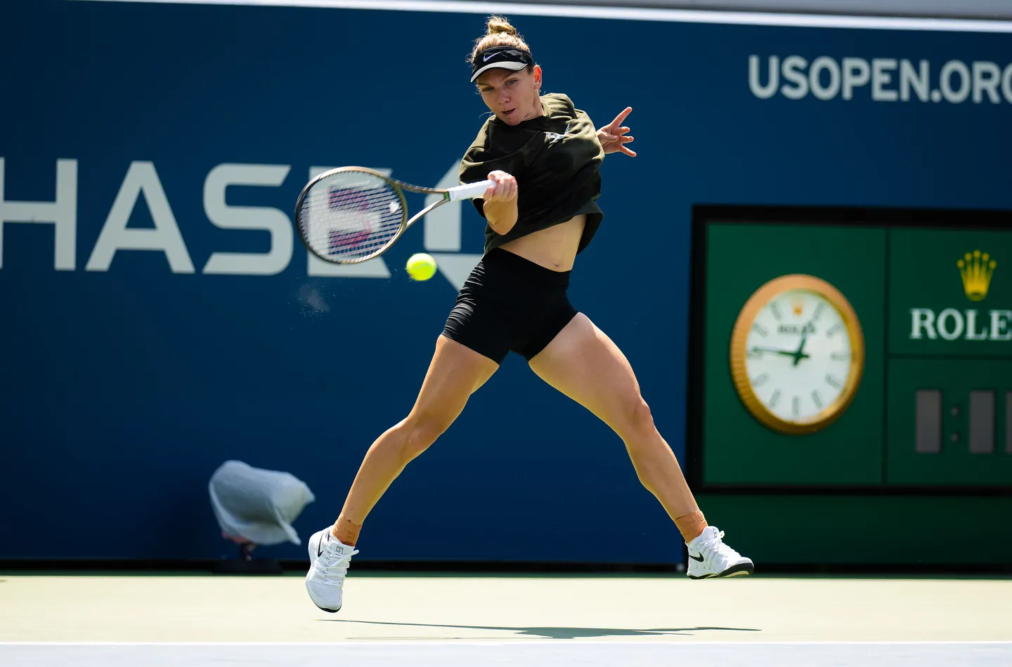 Simona Halep cai com estrondo na primeira ronda do US Open