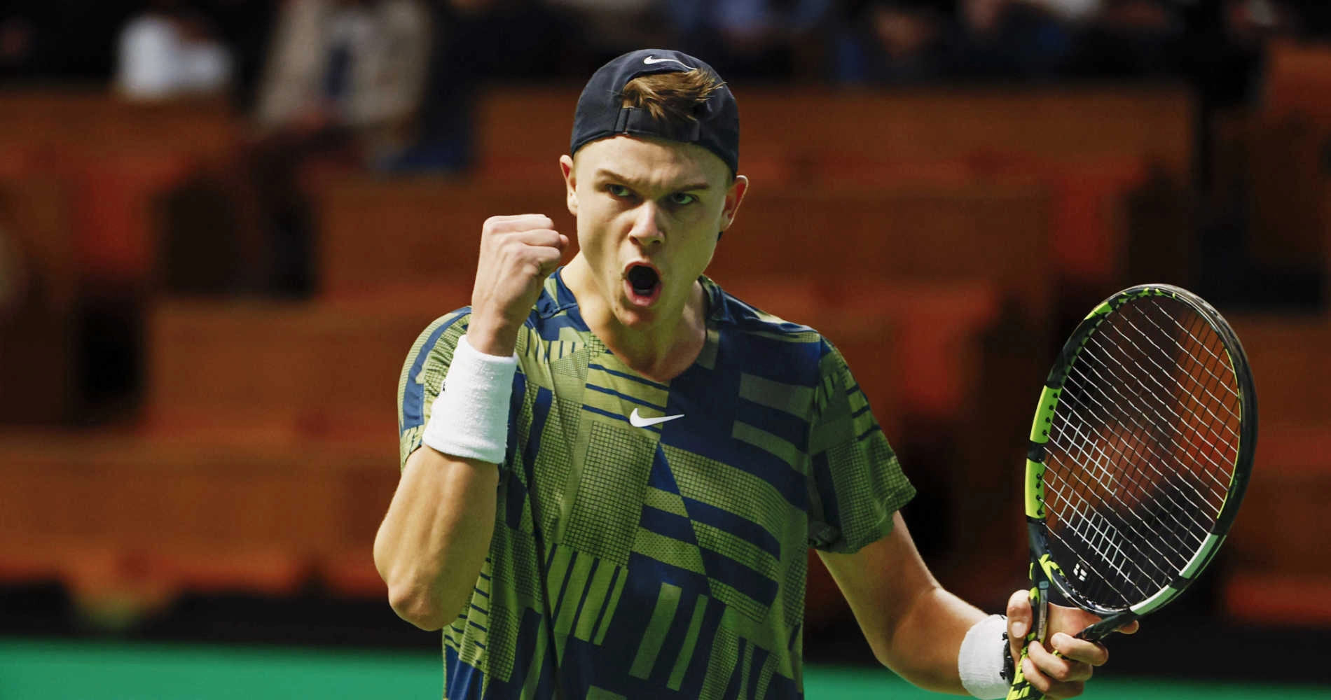 Rune resiste a match points de Wawrinka e continua a celebrar vitórias