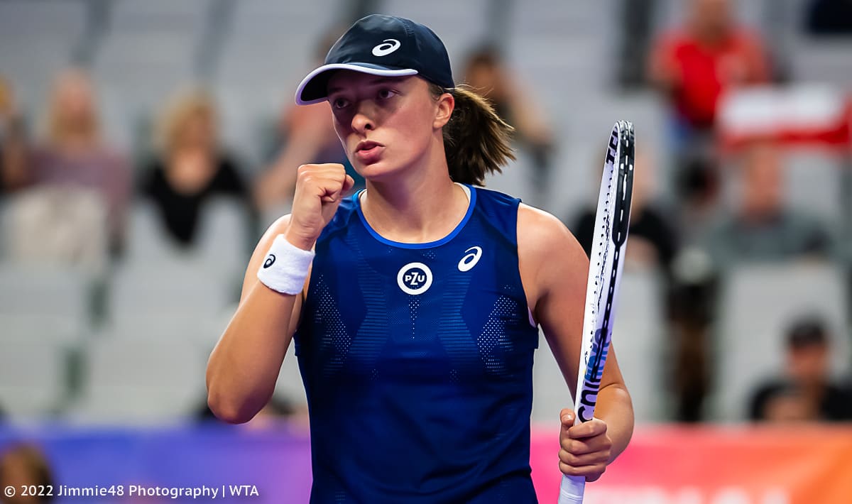 Swiatek volta a cumprir (e a impressionar) e fica com pé e meio nas ...