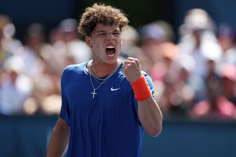 A competir pela primeira vez fora dos EUA, Ben Shelton supera estreia ...