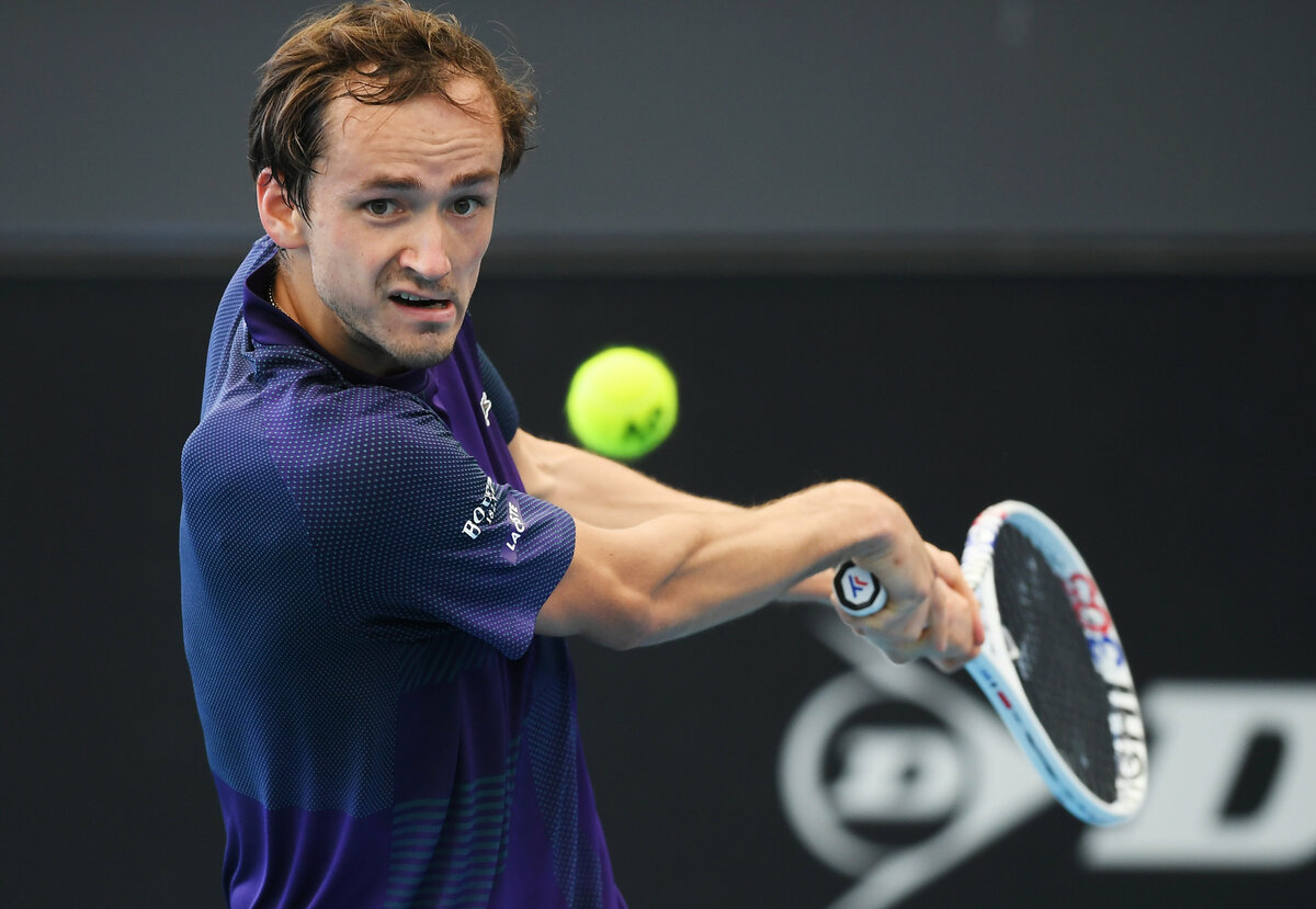 Medvedev vence braço de ferro russo e alcança meias-finais em Adelaide