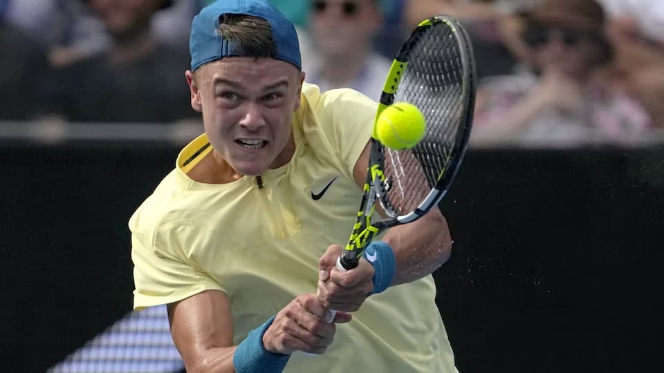 Rune sobrevive a susto no tornozelo e no pulso e chega à segunda semana ...