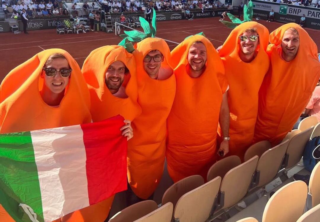 'Carota Boys', a peculiar legião de fãs de Jannik Sinner em Roland-Garros