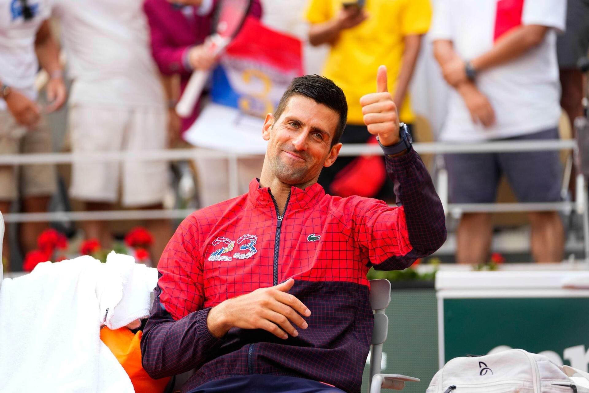 Novak Djokovic veste casaco "23" logo após a conquista de Roland-Garros