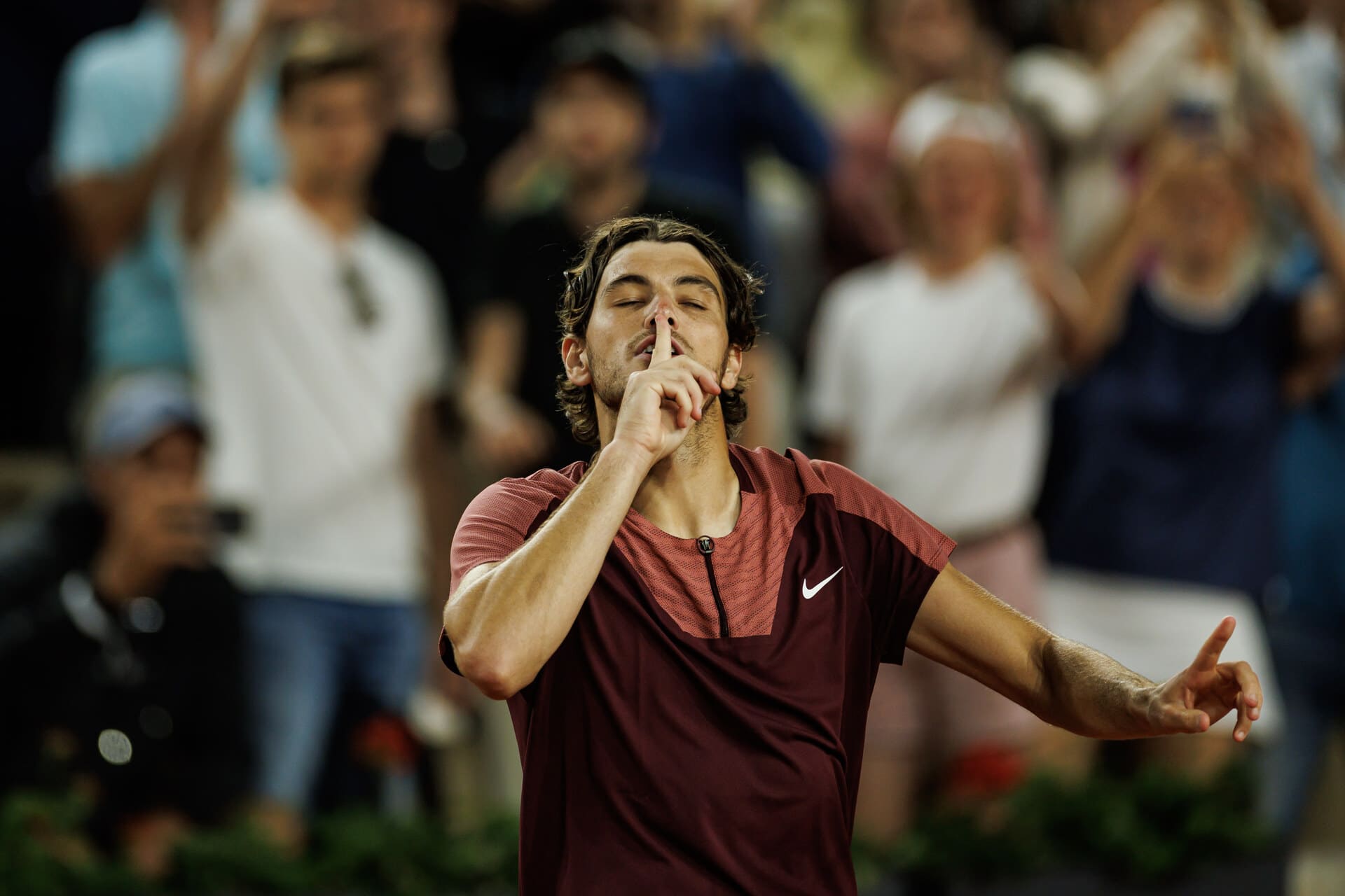 Vídeo: Fritz recebido com assobiadela no regresso ao Court Suzanne-Lenglen