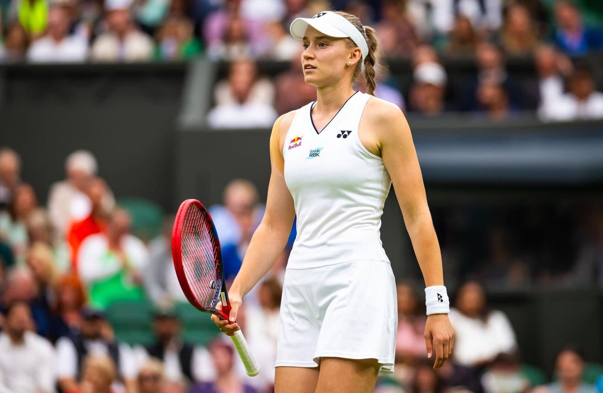 Nervos e tropeção não estragam regresso com honras reais de Rybakina a ...