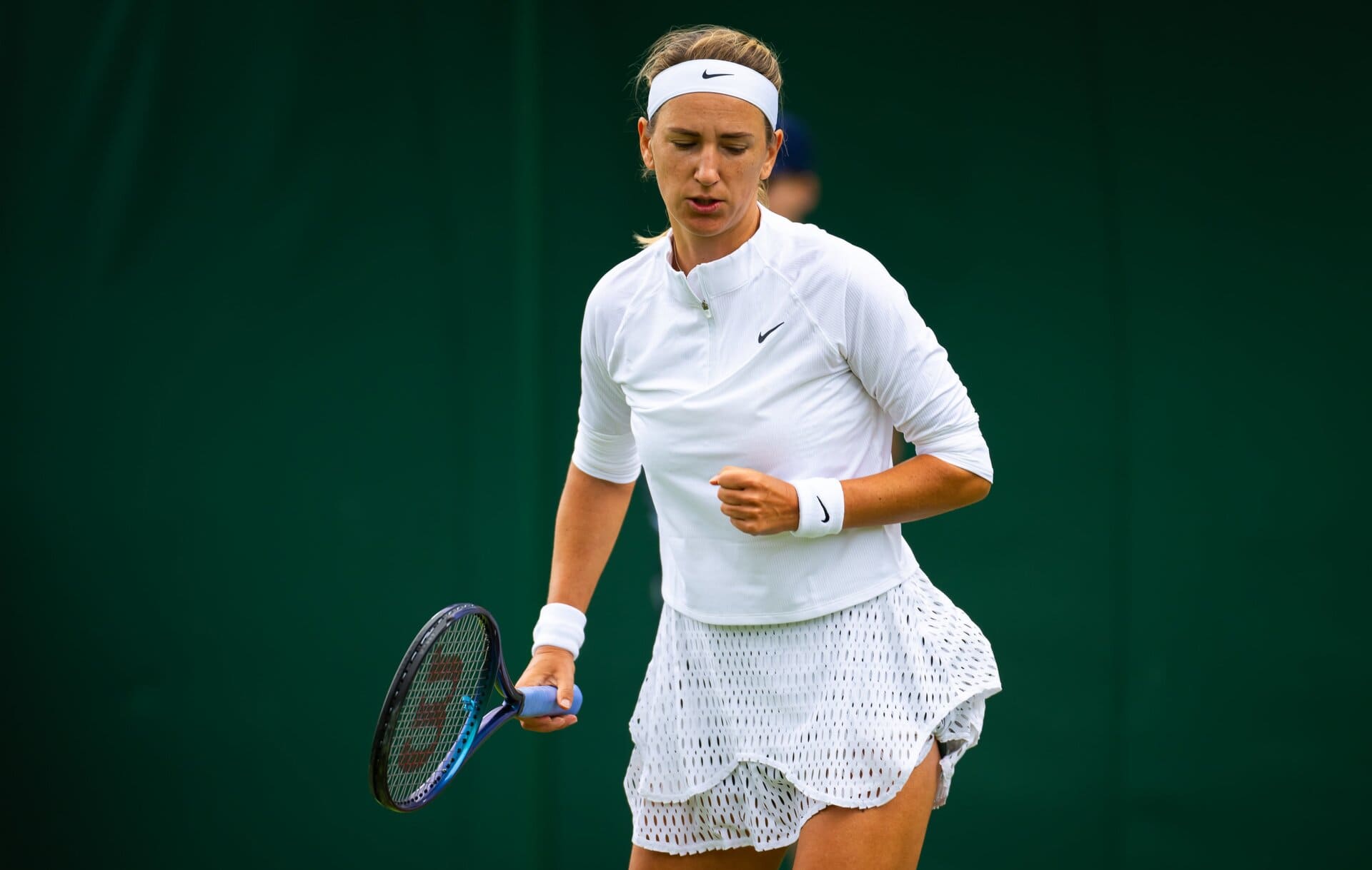 Victoria Azarenka segue para a terceira ronda com 'pneu' pelo caminho