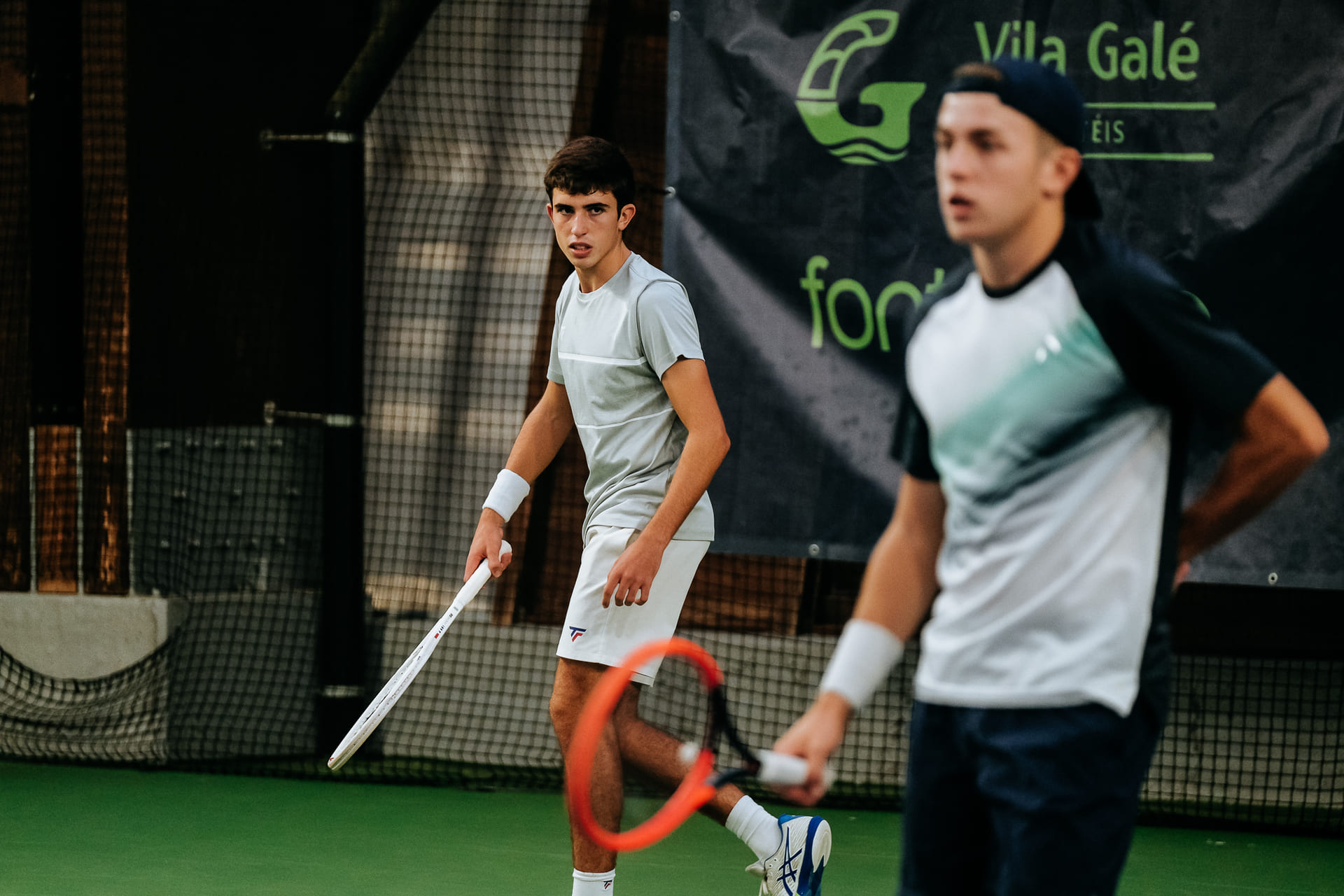 Favoritos ao título nacional de pares afastados por jovens promessas