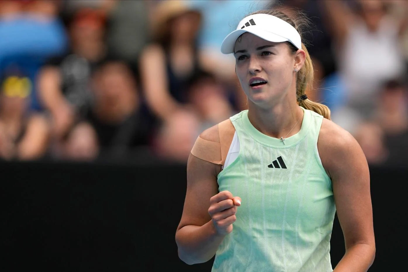 Anna Kalinskaya supera braço de ferro de quase três horas e estreia-se ...