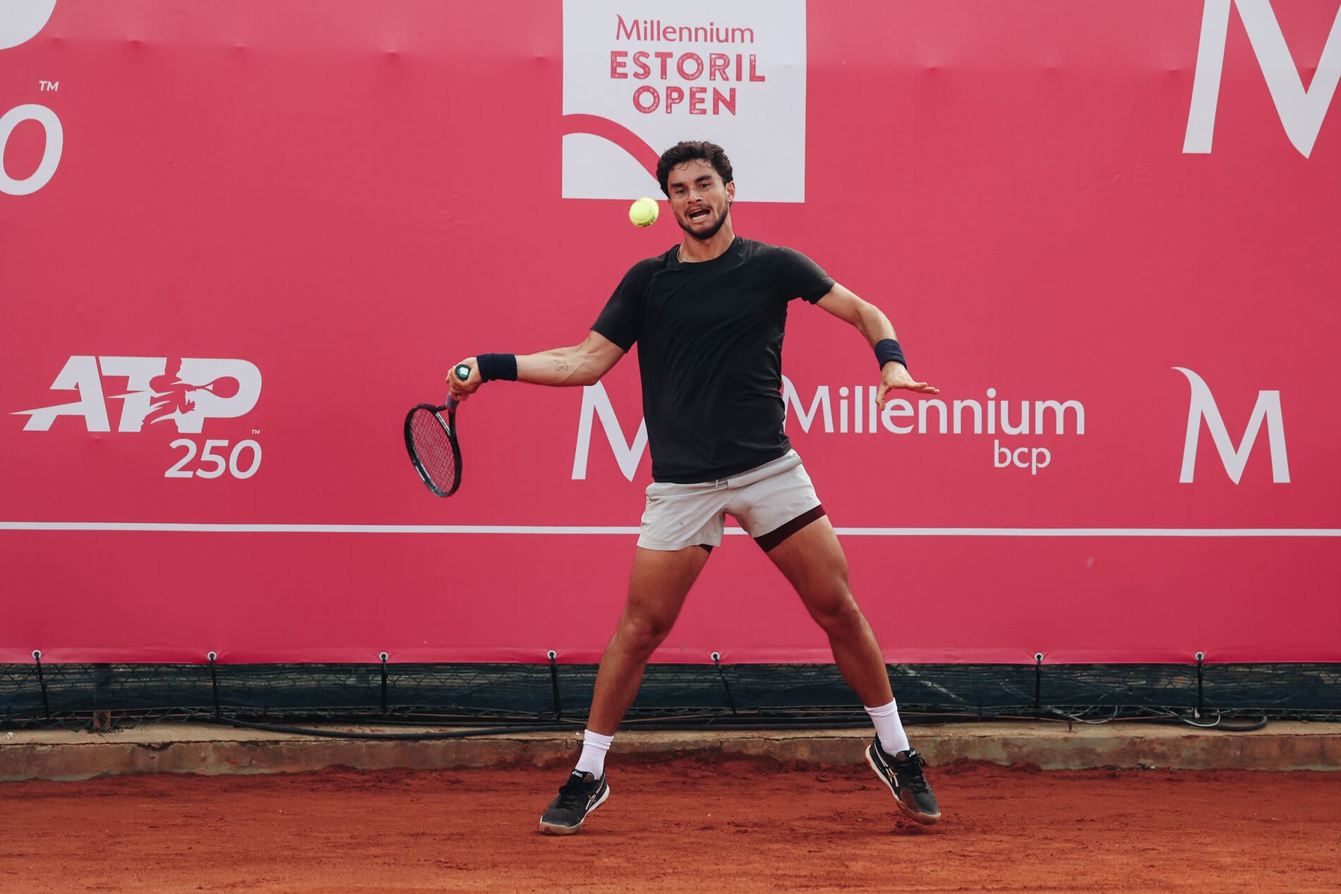 Duarte Vale estreia-se a vencer no Millennium Estoril Open e aproxima ...