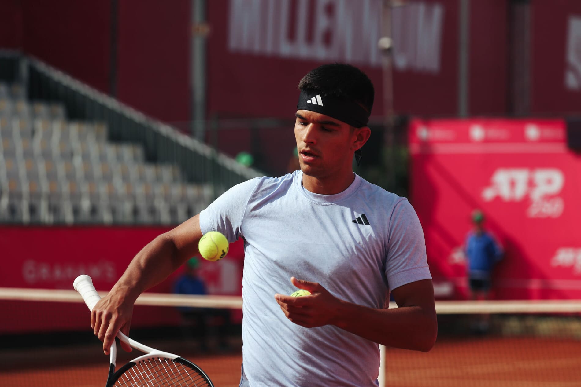 Francisco Rocha travado no Millennium Estoril Open no encontro de ...