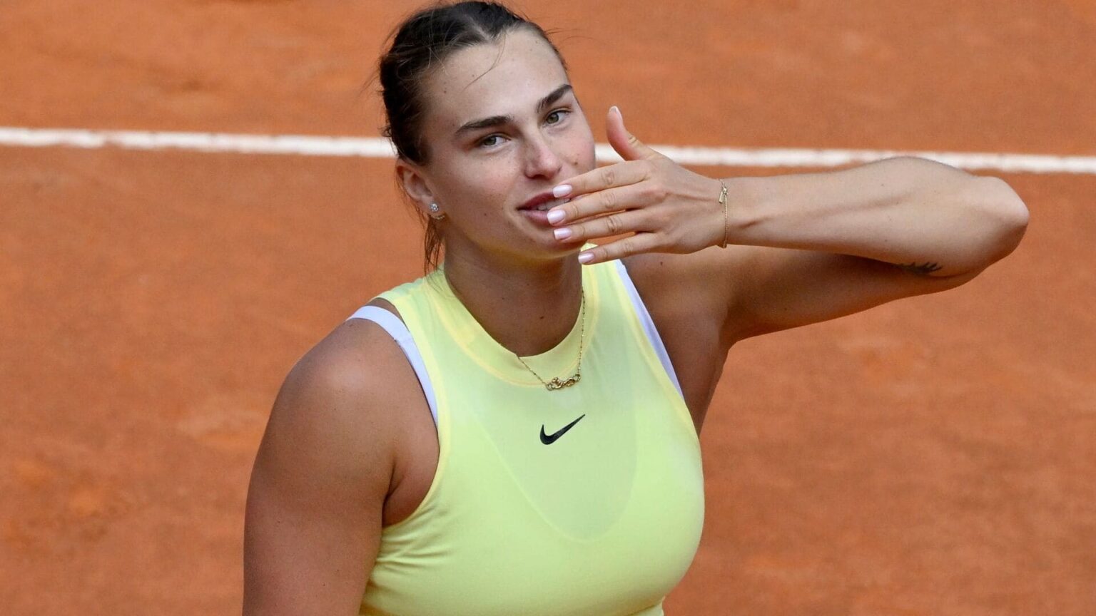 Sabalenka marca duelo entre suspeitas do costume com Swiatek na final em Roma