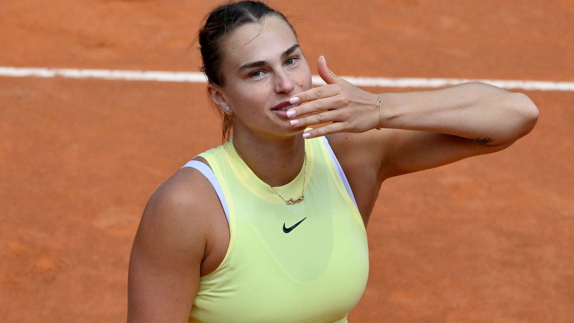 Sabalenka marca duelo entre suspeitas do costume com Swiatek na final ...