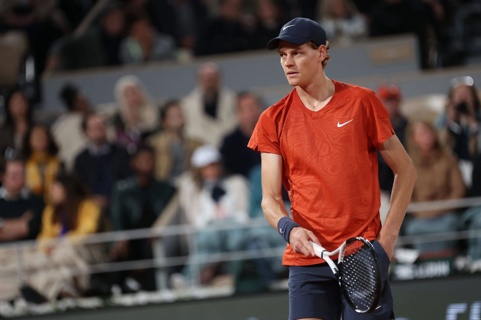 Jannik Sinner trava colapso e iguala melhor campanha em Roland-Garros