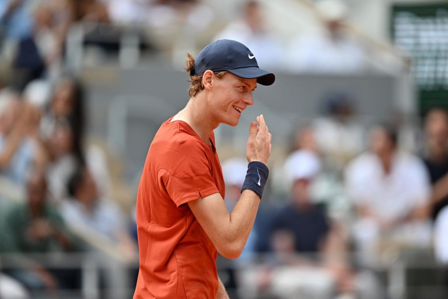 Jannik Sinner vence já como número um mundial e estreia-se nas meias-finais de Roland-Garros