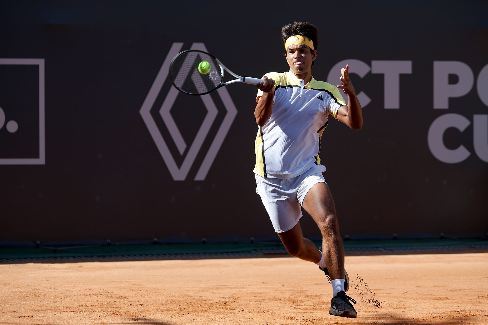 Francisco Rocha arrasa e chega aos quartos de final em Madrid