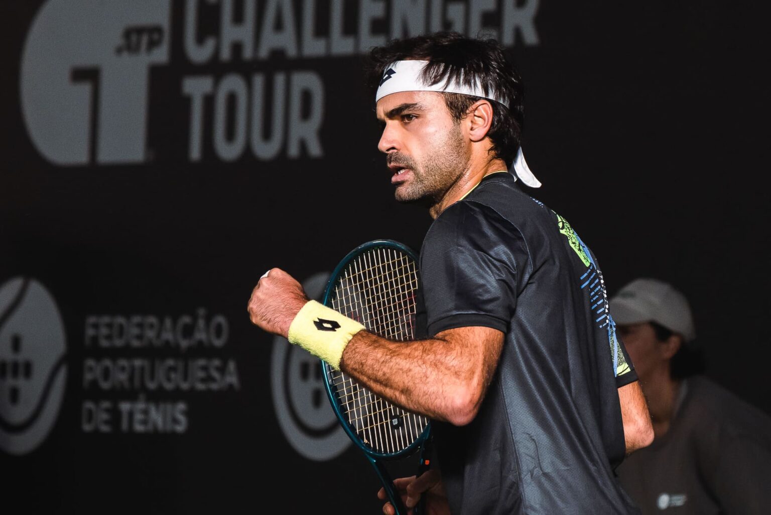 Frederico Silva arrasa em novo duelo português rumo aos quartos de final no Algarve