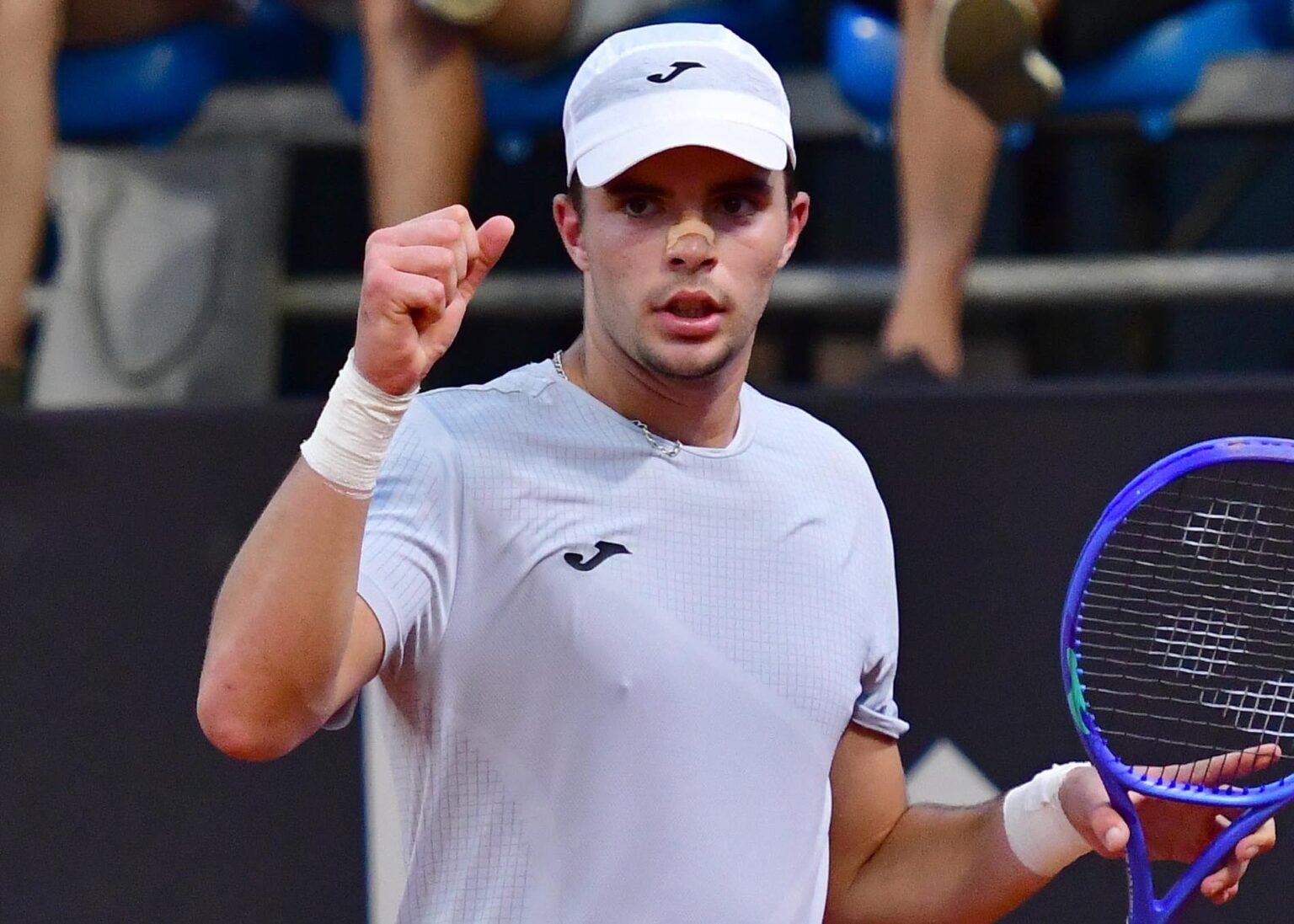 Vídeo: o momento em que Jaime Faria faz história e garante a estreia no top 100 ATP