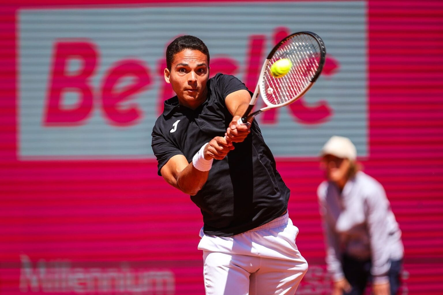 Pedro Araújo eliminado na estreia do qualifying no Millennium Estoril Open