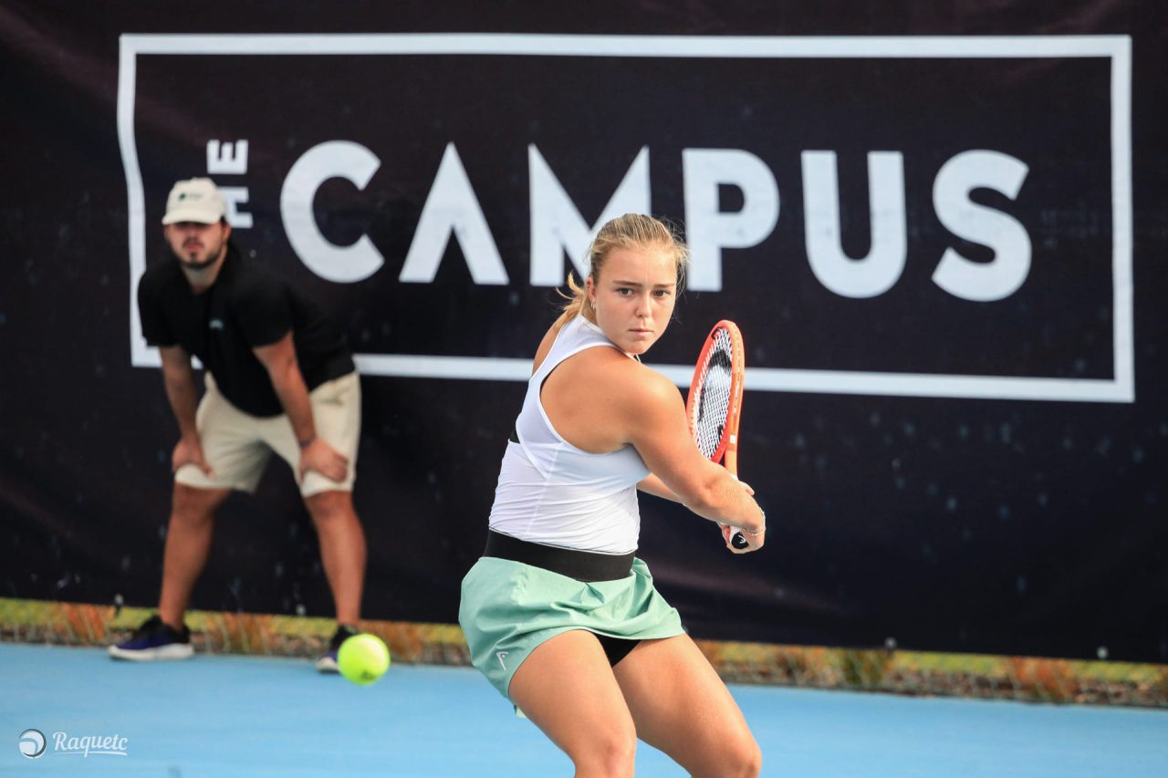 Angelina Voloshchuk aproxima-se do quadro principal no The Campus Carby ...