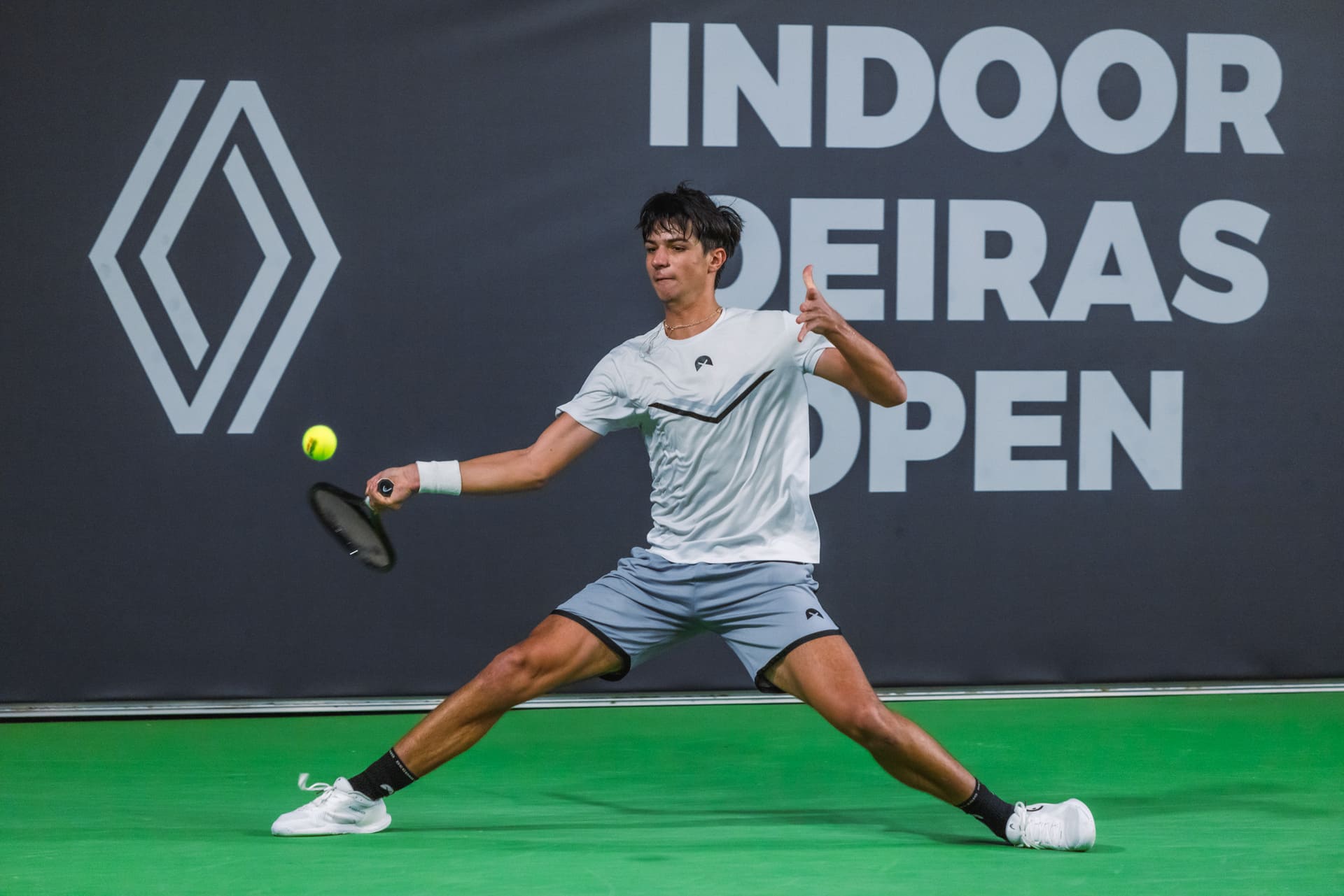 Tiago Pereira fica pela estreia no Indoor Oeiras Open
