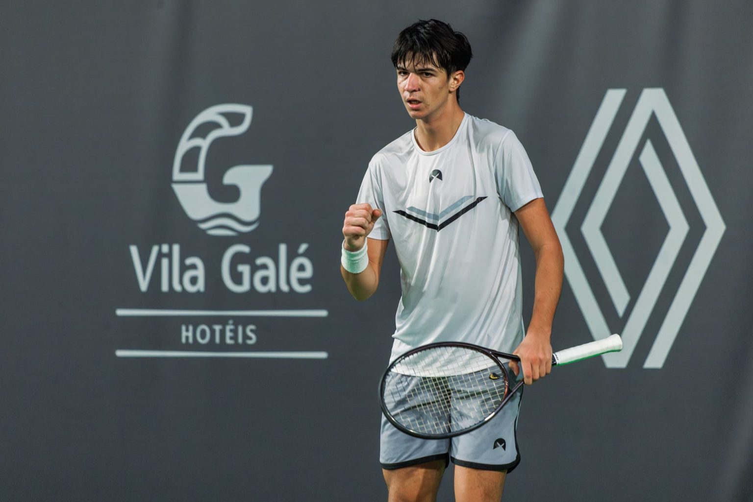 Tiago Pereira celebra primeira vitória do ano em duelo português no Algarve